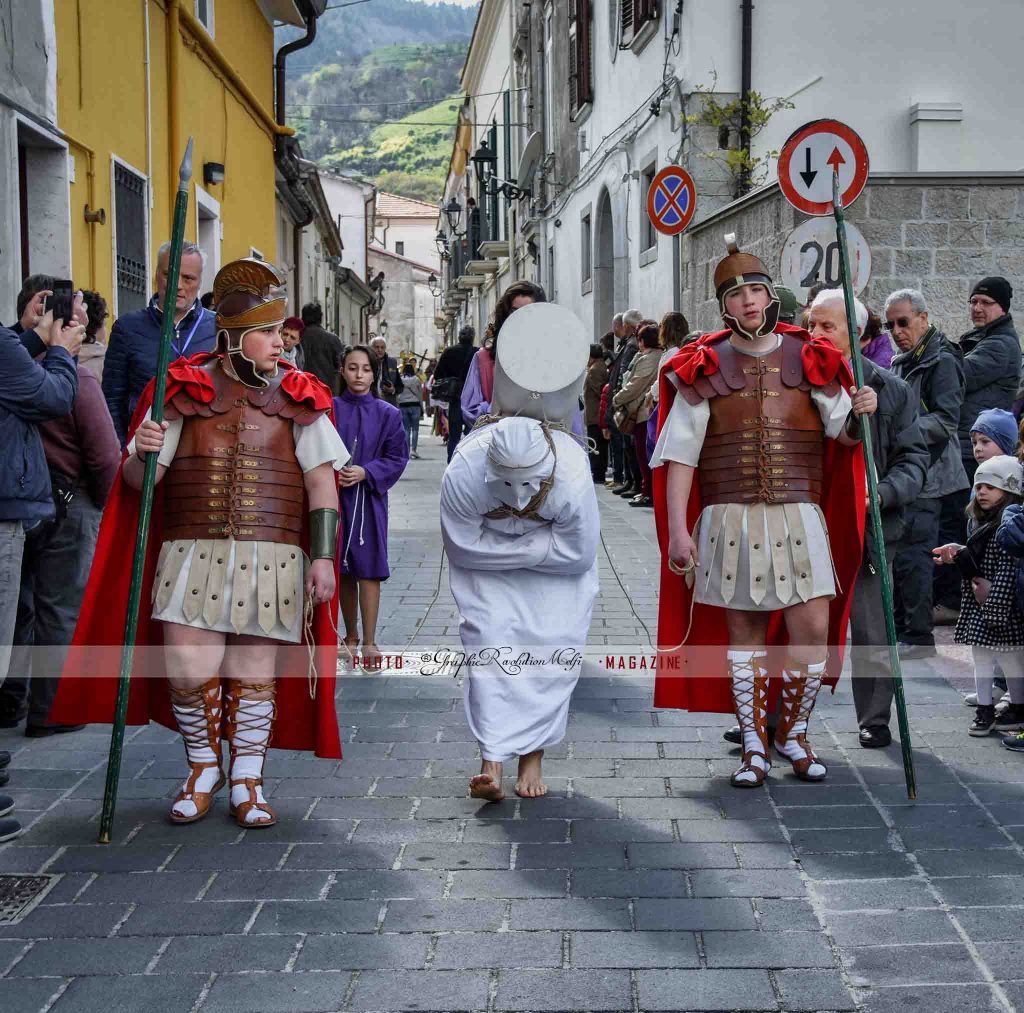 La processione della Via Crucis di Barile - Graphic Revolution Melfi
