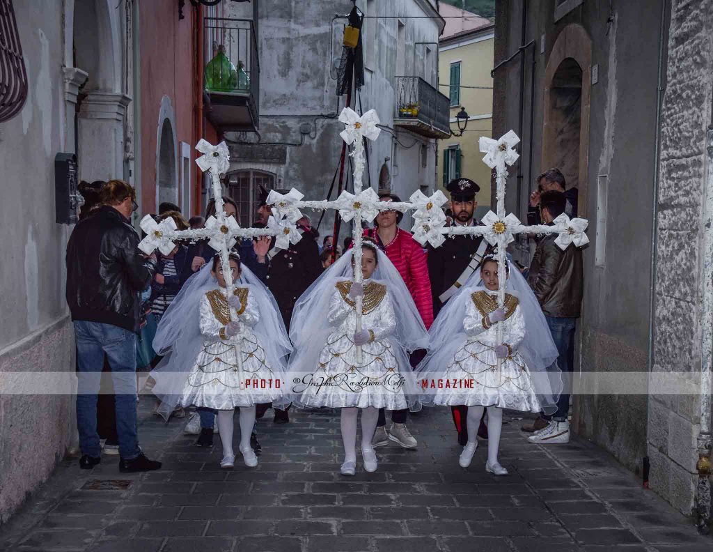 La processione della Via Crucis di Barile - Graphic Revolution Melfi