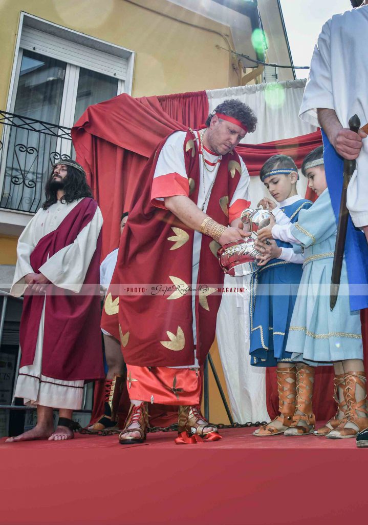La processione della Via Crucis di Barile - Graphic Revolution Melfi